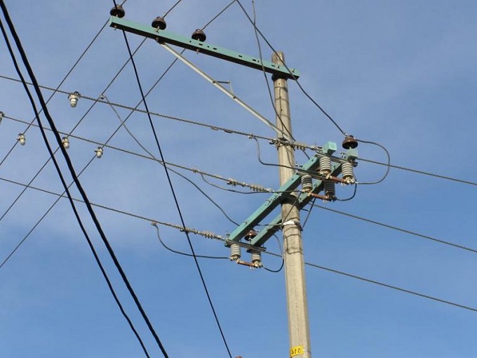 18 Materiales Redes eléctricas Postes crucetas Aisladores ...