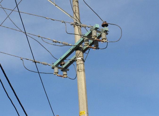 18 Materiales Redes eléctricas Postes crucetas Aisladores ...